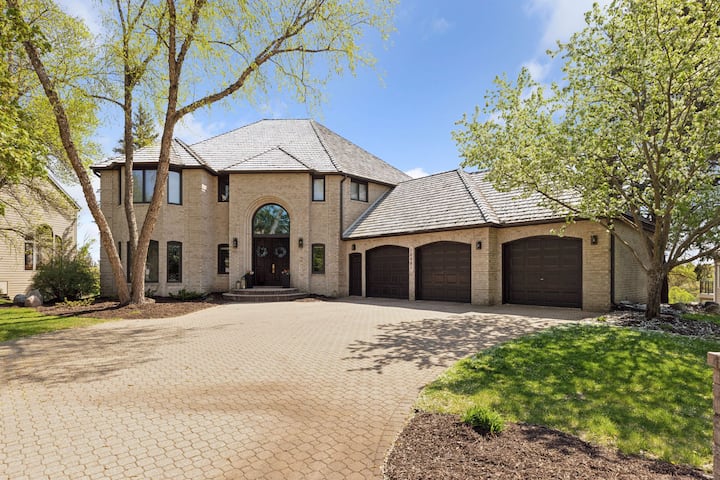 Luxurious Estate Home With Plenty Of Space! - Eden Prairie, MN