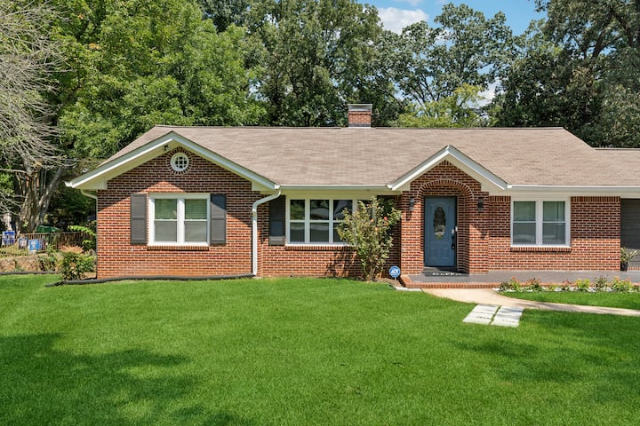 Modern 2br Retreat W/movie Lounge Near Atl Airport - Atlanta, GA