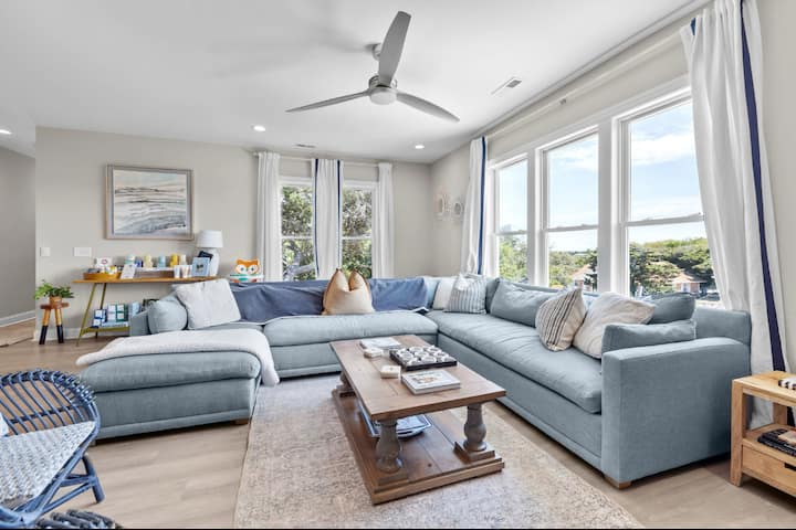 Emerald Isle Luxury Townhome W/ Hot Tub & Elevator - Emerald Isle, NC