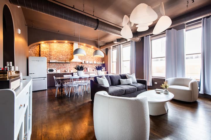 Hollyhock Suite 501: 4 Bed/2 Bath With Soaking Tub - New Albany, IN