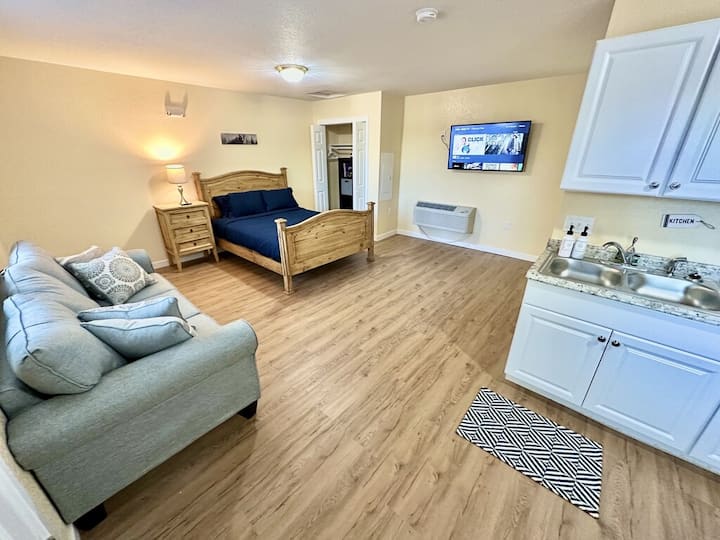 Hot Tub Cozy Cottage In Colorado Springs 1 - Colorado Springs, CO