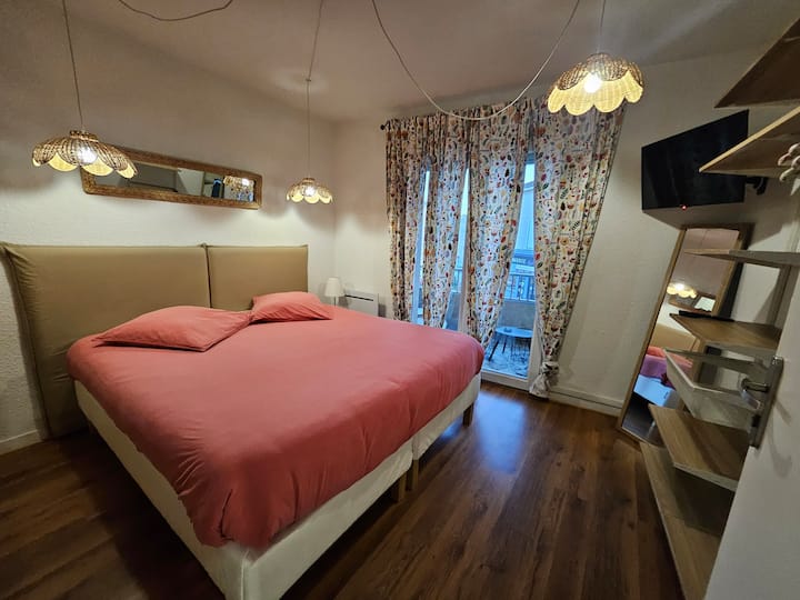 Chambre Heidi Dans Le Loft Bleu 
 Avec Terrasse - Chanas