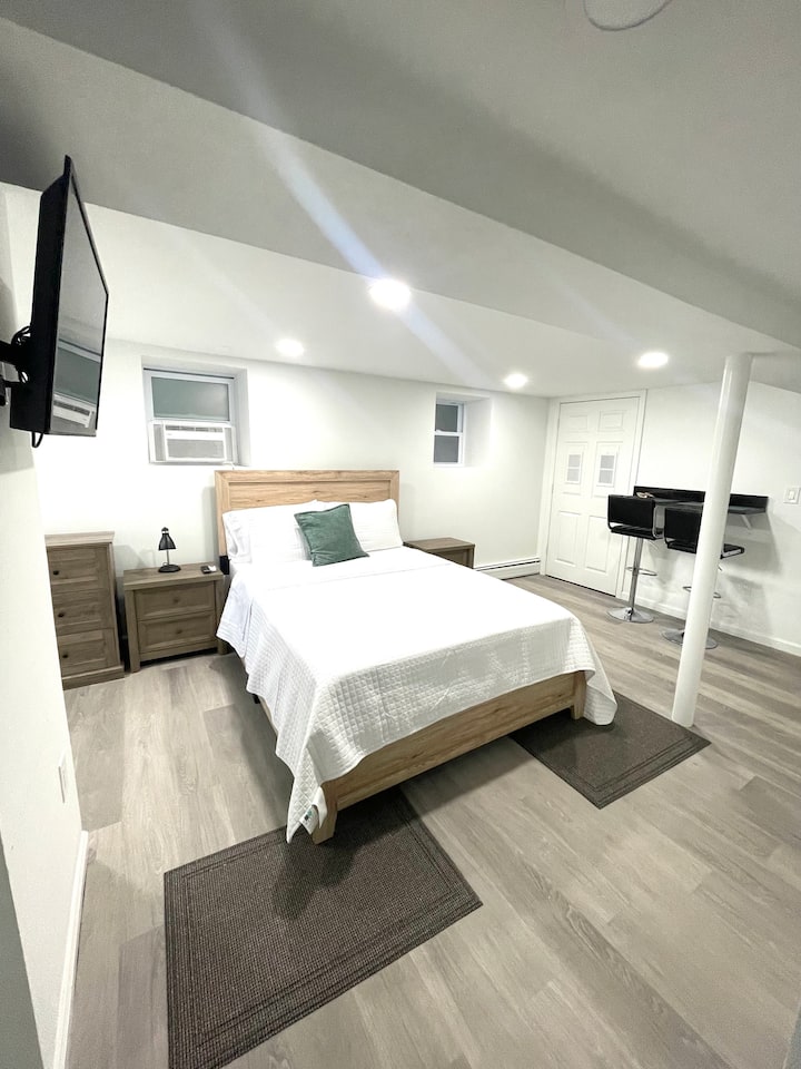 Centrally Located Studio Near Bus Stop To Nyc - North Bergen, NJ