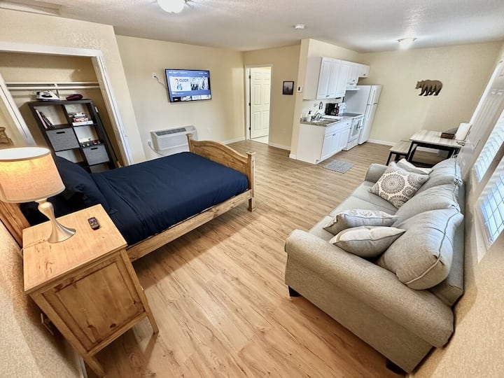 Hot Tub Cozy Cottage In Colorado Springs 3 - Colorado Springs, CO