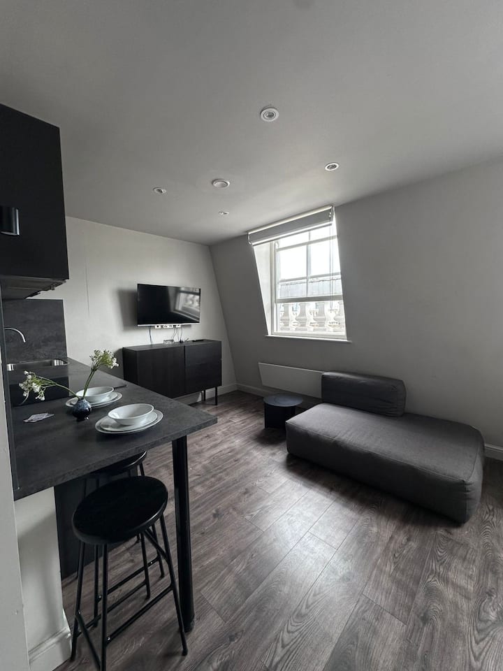 (34/f18)large Studio Zone 1 Notting Hill +Wi-fi - London