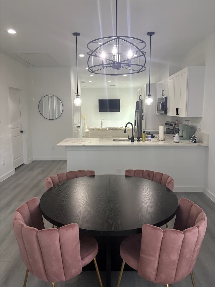 Elegant & Cozy Stay Near Downtown Houston - Houston, TX