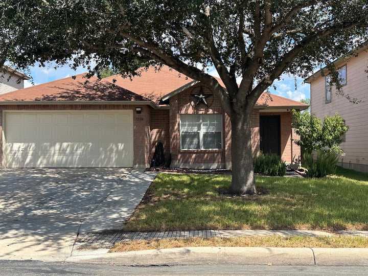 Peaceful House

10 Minutes From 
Fort Sam Houston - Sunrise - San Antonio