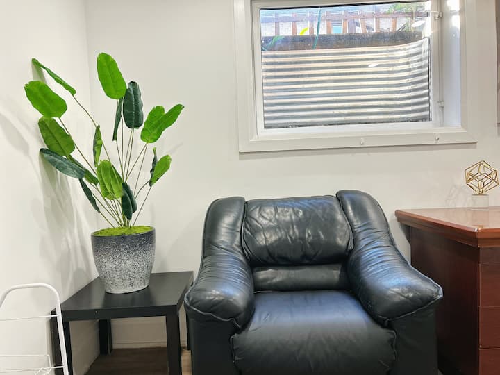 Cozy 3br Markham Stay • Patio • Parking • Pet-free - Markham