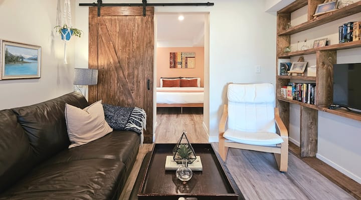 1 Br King & Sofa Bed, Skytrain + Parking (Street) - Burnaby