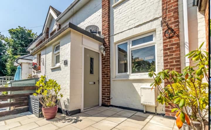 Cosy Hillside Cottage Near Hospital; Stunning View - Portsmouth