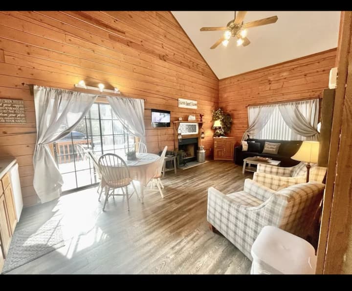 Pet Friendly Farmhouse Themed Cabin - Branson, MO