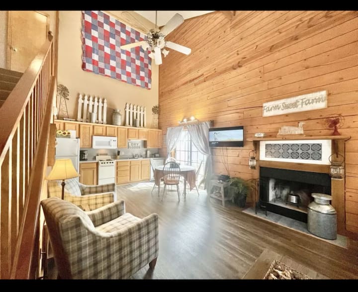 Homey Farmhouse Cabin - Branson, MO