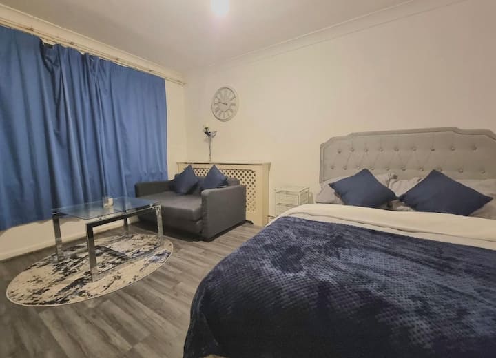 Big Spacious Room Very Close To Town Centre - Stevenage