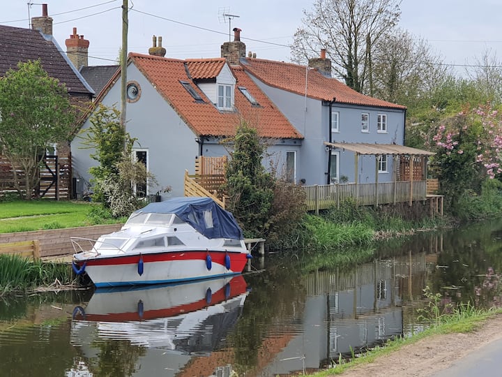 Home Comforts And Riverside Fun - Cambridgeshire