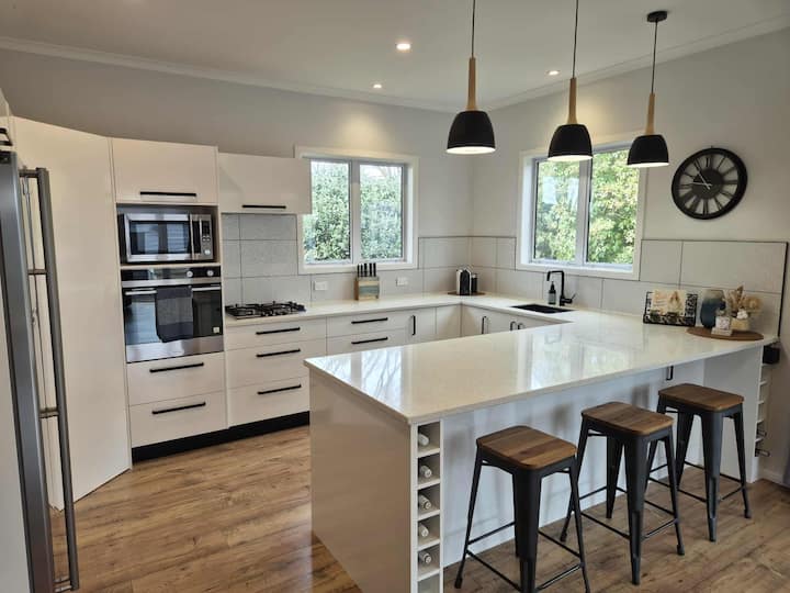 Charming Meets Modern With Private Garden Retreat - Te Awamutu