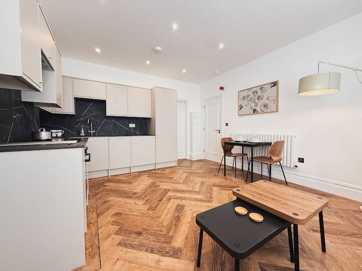 Light, Bright Apartment In Central West Didsbury - Manchester