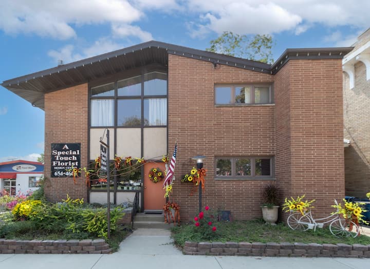 Spacious Luxury Loft In The Heart Of Highland! - Highland, IL