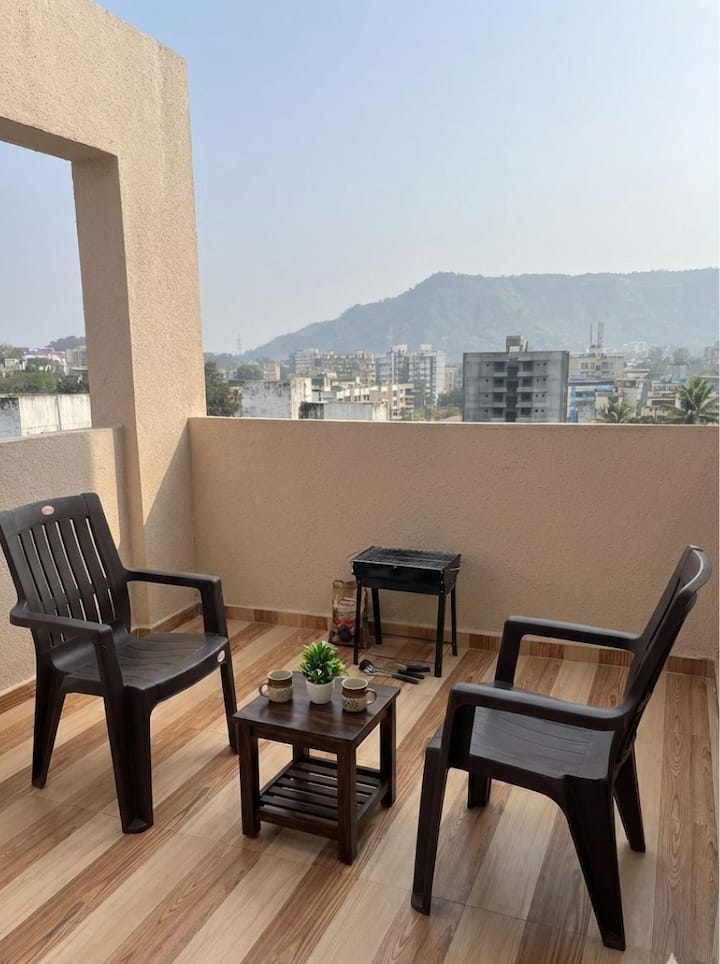 Sunset Terrace: Matheran Views, Breeze & Wifi - Matheran