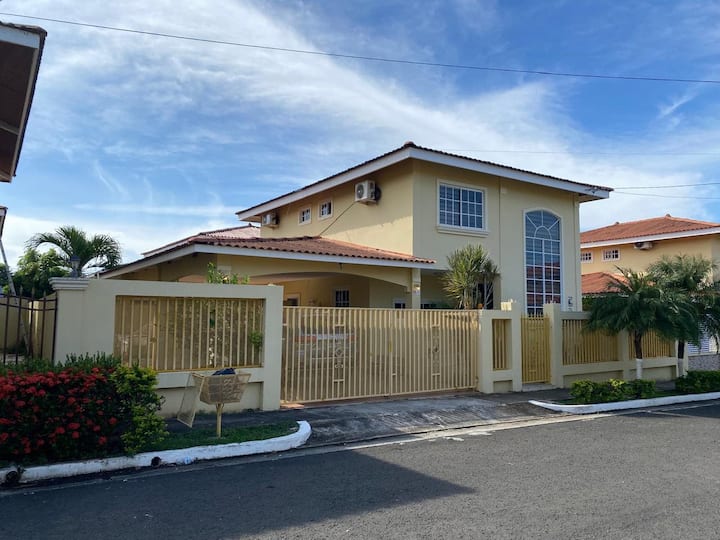 Casa De Dos Pisos. - Panama