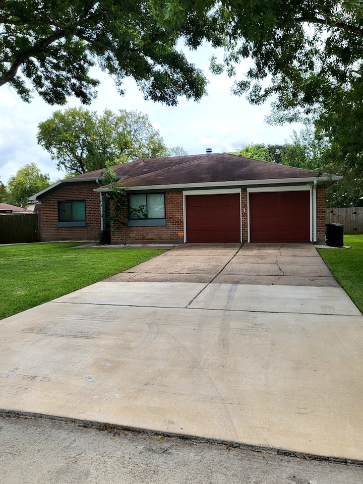 2br/2 Bathrooms. Sleeps Up To 8 People. - League City, TX