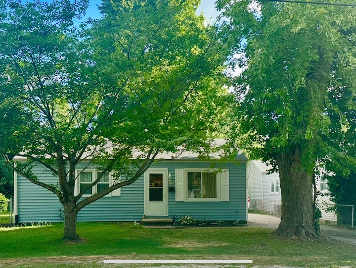 Sunflower Cottage - Springfield, IL