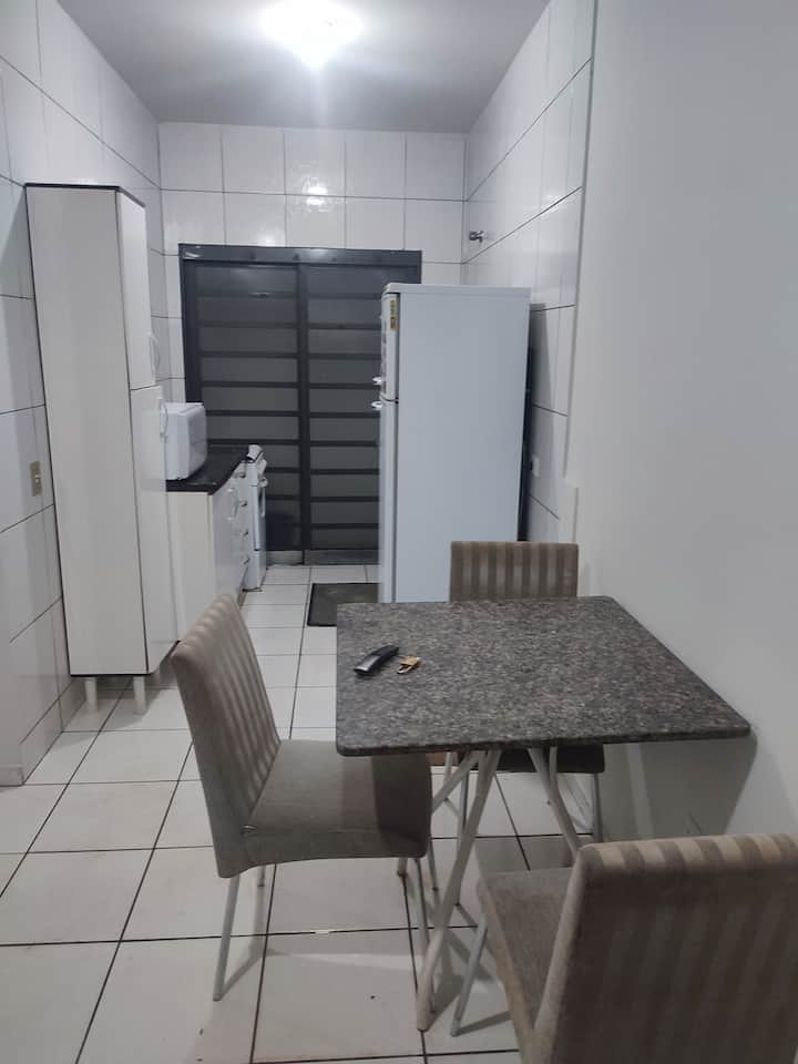 Casa  Bem Localizada E Independente Próx Centro - Maringá