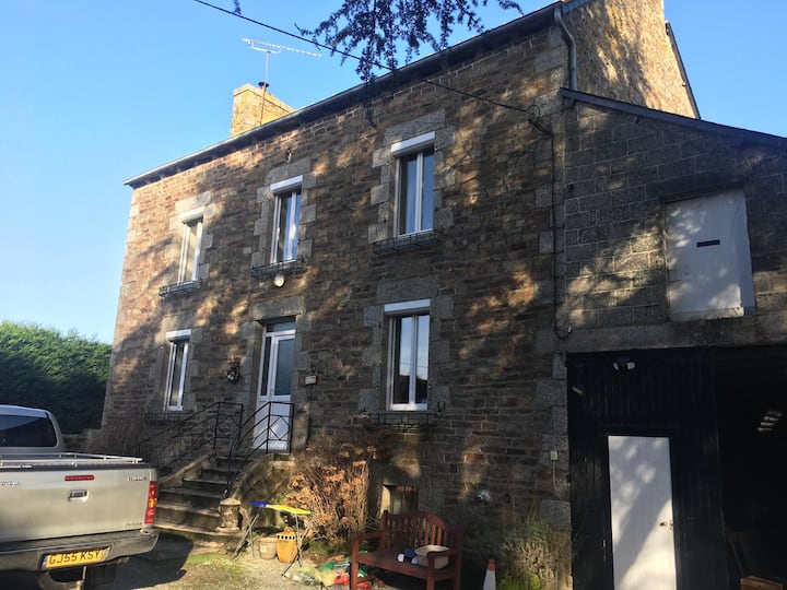 French Farmhouse With Lake - Plouguenast