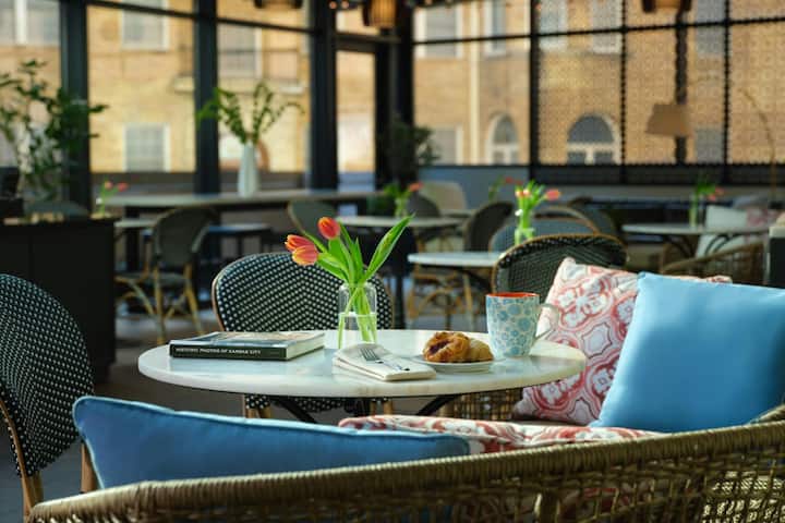 Tucked Into The City’s Best Upscale Shopping Area - Kansas City, MO