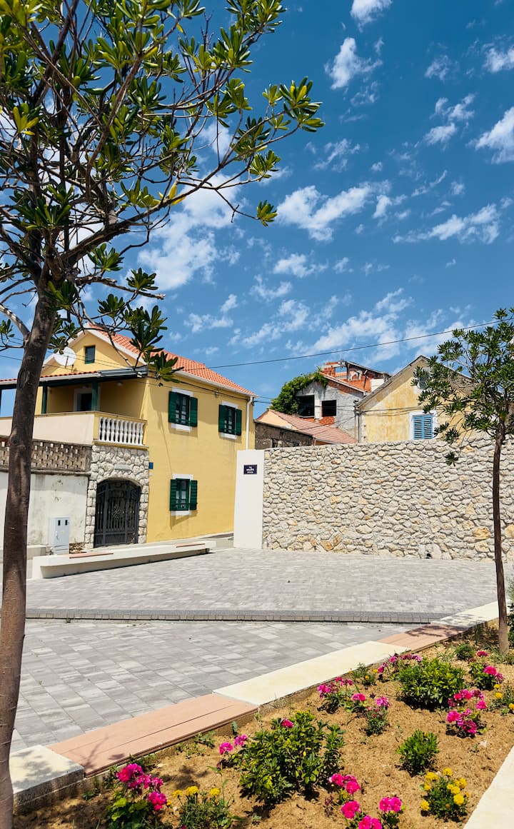 Nin " Milutinov Dvor " Prizemlje - Vrsi