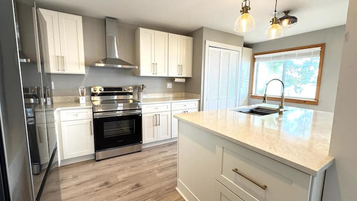 Lake Champlain Lakefront Retreat | Sunset Views - St. Albans, VT