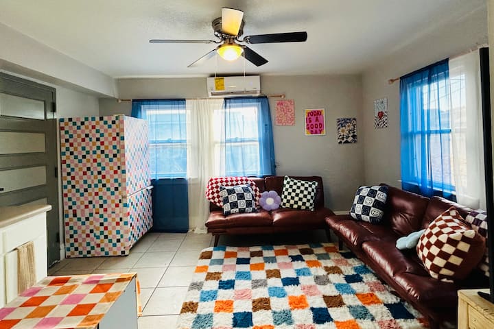 Retro Downtown Apt W/ Free Coffee&wifi! - El Paso, TX
