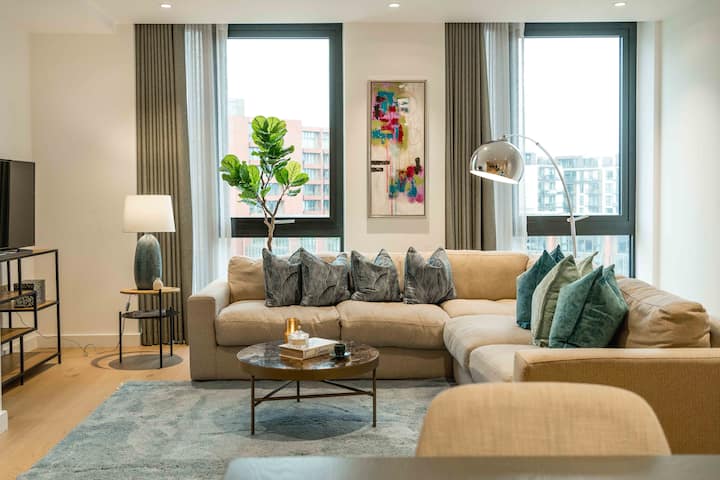 King’s Cross Coal Drops Yard And Canal Overlooking - Central London