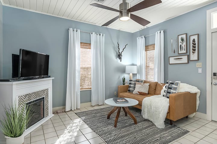 Walk To Heart Of Town! Private Cottage, Hot Tub! - Fredericksburg, TX