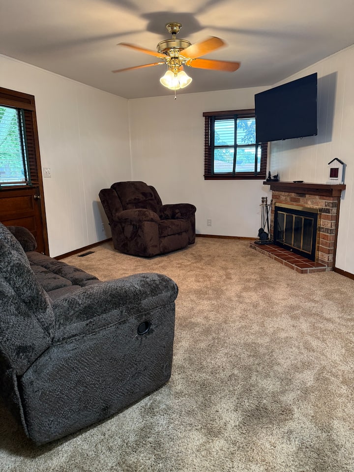 Game Room Getaway 4br 3ba W/ Pool Table In Decatur - Illinois