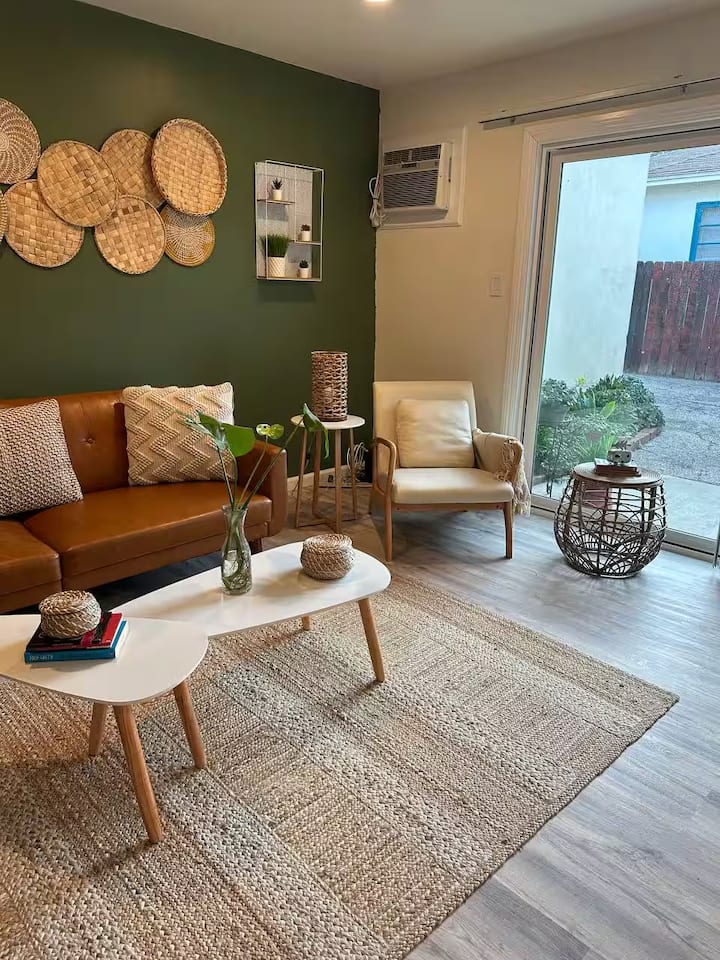 Boho One-bedroom Near Topanga Village & Mall - Hidden Hills, CA