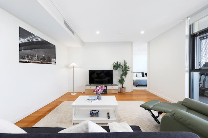 Chic Living In The Heart Of Macquarie & Pool Gym - Sydney