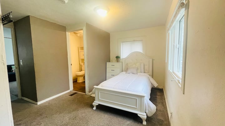 Simple And Cozy Getaway In Alaska - Anchorage, AK