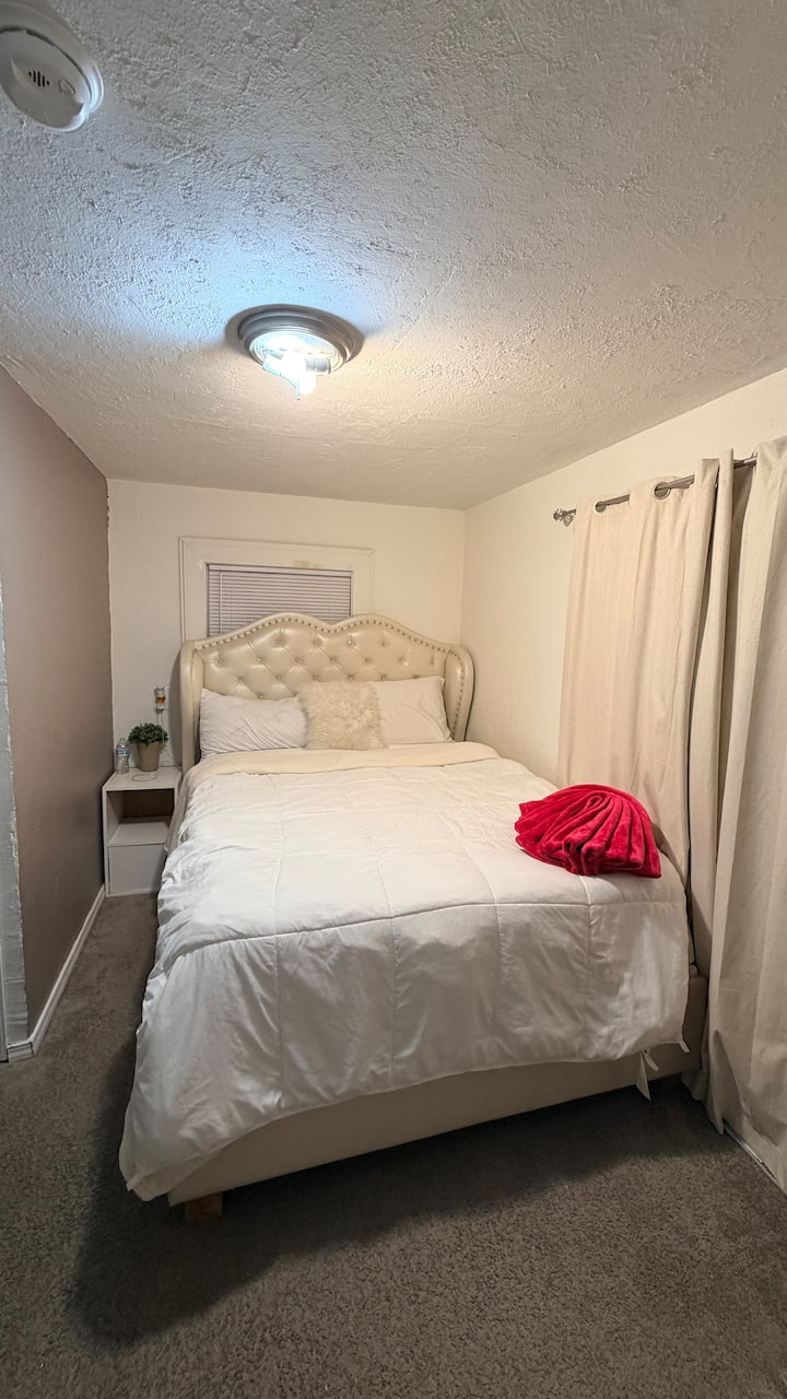 Room With Batroom Inside In Moviblehome - Anchorage, AK