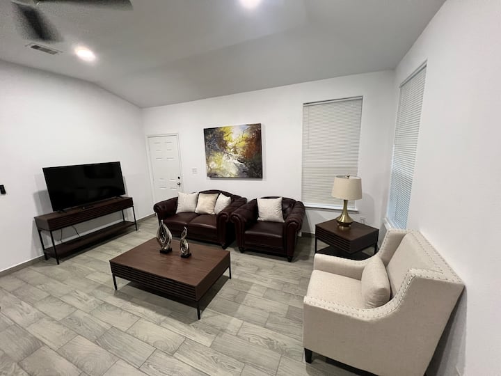 3 Bedroom House Right By The Plants! - Pasadena, TX