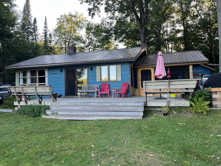 Cozy Blue Cottage On Small Lake - Huntsville
