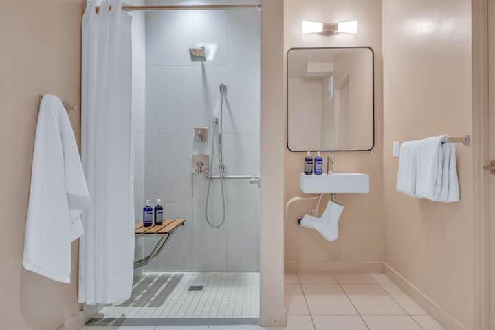 City Center Hotel By Kasa | Accessible King Room - Long Beach, CA