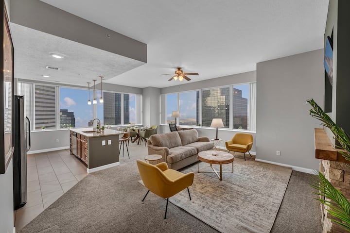 Luxury 21st Floor Penthouse | Great Downtown Views - Cleveland, OH