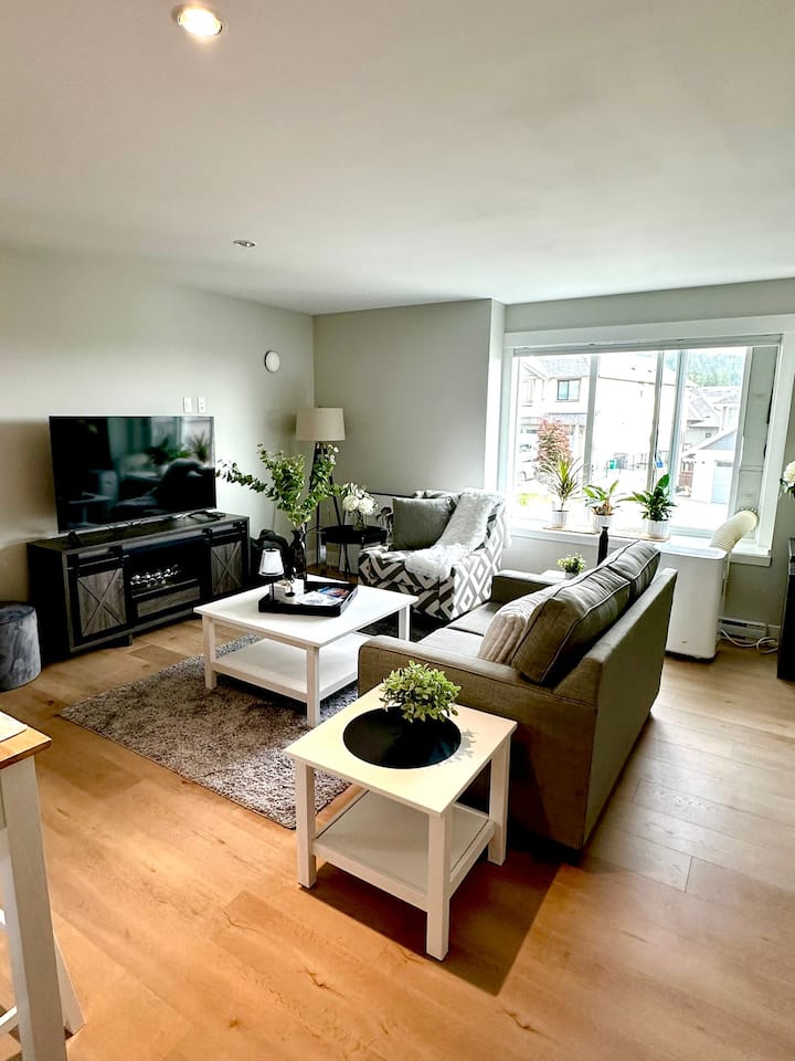 Modern One-bedroom Retreat In Bear Mountain - Langford