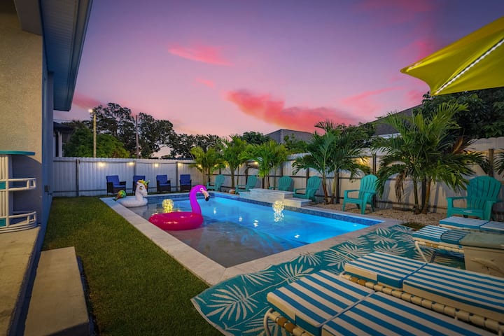 Sleeps 14! Tampa Retreat, Private Pool & Game Room - Tampa, FL