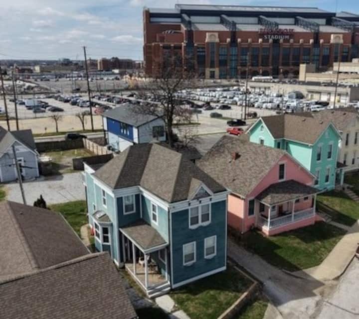 14 Beds! - 1 Block From Lucas Oil Stadium! - Indianapolis, IN