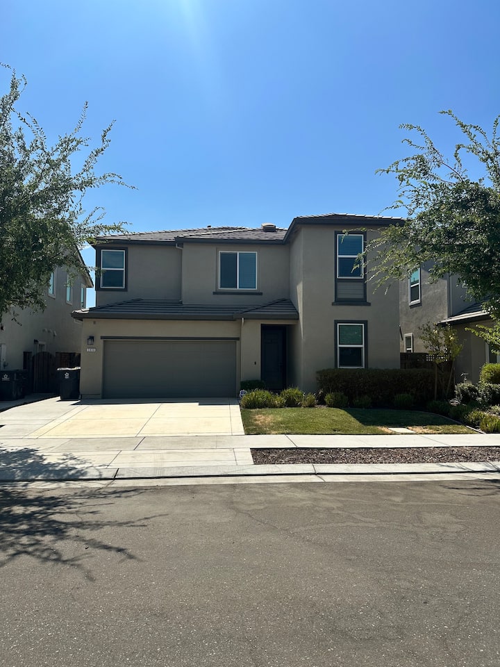 Spacious 5 Bed House 3 Bath Furnished - Mikasa