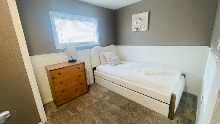 Cozy Room In Rv Home – Shared Bath & Common Areas - Anchorage, AK