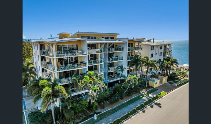 Luxury Modern Beachfront Apartment - Gladstone Central
