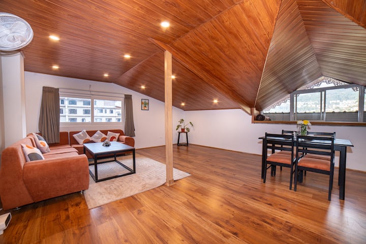 The Attic: Spacious Family Retreat - 강토크