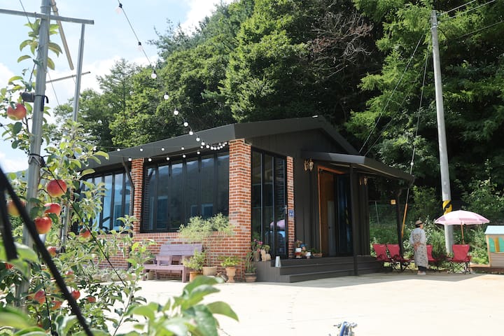 꽃피는 산골스테이
오직 하루 한팀 마음이 쉬어가는 시골민박 - 무주군